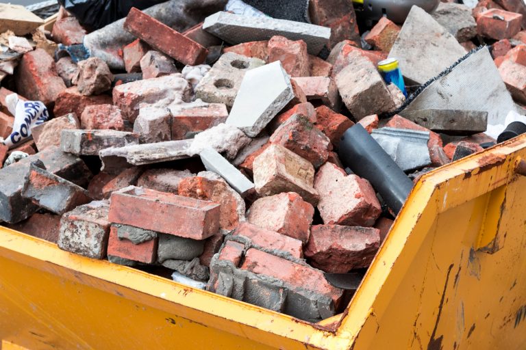 Entulho - restos de construção civil - Ecologia - InfoEscola